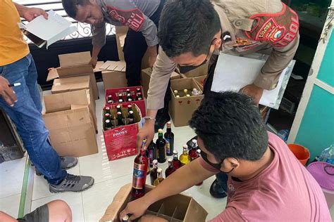 Polisi Gerebek Penjual Miras Ilegal Berkedok Toko Jamu Di Sumenep