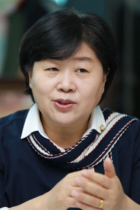 민주당 서영교 징계 않기로…“정신병 앓아 불쌍해 도와줘” 국회·정당 정치 뉴스 한겨레