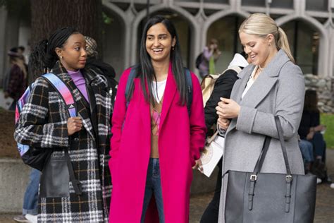 Mindy Kaling Si Justin Noble Creatorii The Sex Lives Of College Girls