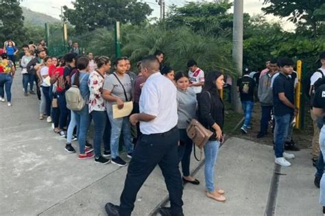 Continuan Largas Filas En San Pedro Sula Y Choloma Buscando Empleo