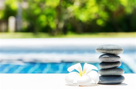 수영장 근처 Plumeria 꽃과 자갈 돌의 스택 마사지에 대한 스톡 사진 및 기타 이미지 마사지 풀사이드 개념 Istock