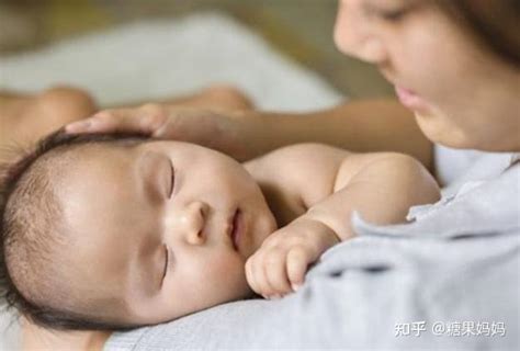 “最怕孩子半夜醒来笑”，宝宝夜醒后不哭不闹，大人却很难熬 知乎
