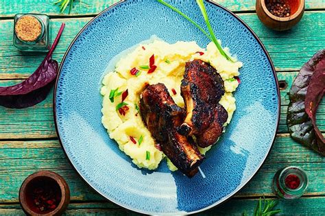 Background Steak Daging Yang Enak Di Tulang Dan Kentang Tumbuk Daging