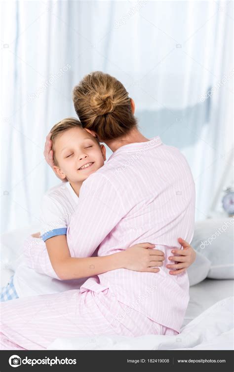 Mor Och Son Pyjamas Omfamnar Morgon Medan Sitter Sängen