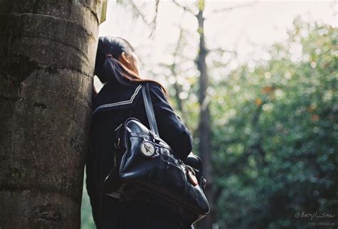 【画像】女子高生が教室でスカートとパンツを脱がされイジメられてしまうw ひま速 °∀° 暇つぶし速報