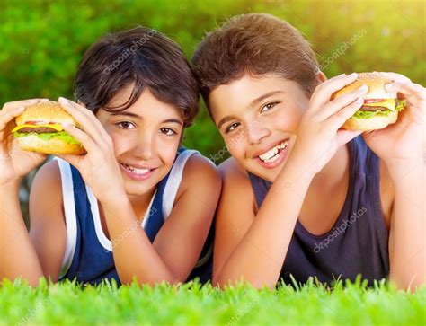 Dos Niños Comiendo Hamburguesas — Fotos De Stock © Anna Om 26484213