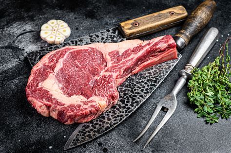 Keringkan Tomahawk Mentah Atau Steak Daging Sapi Koboi Di Atas Meja