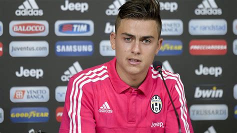 Juve è Il Giorno Di Dybala Selfie E Autografi Corriere Dello Sport