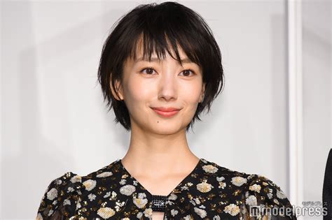 画像9 10 波瑠、ショートボブ姿カムバック「こっち向いてよ向井くん」ポーズが悶絶級「可愛すぎ」「透明感すごい」 モデルプレス