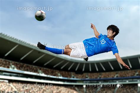 ボレーシュートを打つサッカー選手の写真素材 [201451524] イメージマート
