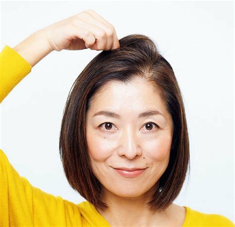 50歳をすぎたら髪の分け目はいらない。1分でできる「若見え」テク2つ Esseonline（エッセ オンライン）