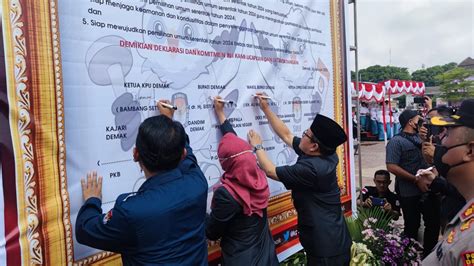 Bupati Demak Tandatangani Deklarasi Dan Komitmen Penyelenggaraan Pemilu