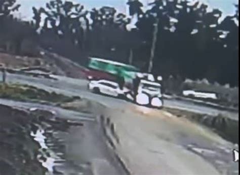 Video Así Fue El Impactante Choque Entre Un Auto Y Un Camión Por El