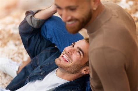 Couple Gay Affectueux Et Passer Du Temps Ensemble Sur La Plage Photo