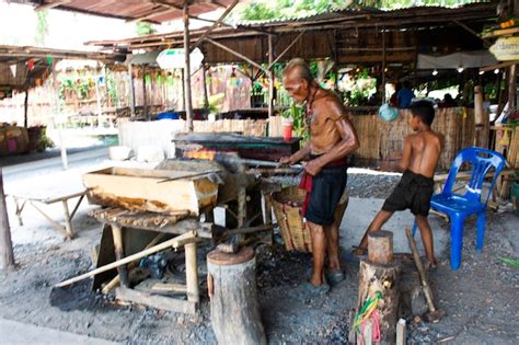 Los Ancianos Tailandeses Son Herreros O Herreros Que Fabrican Armaduras