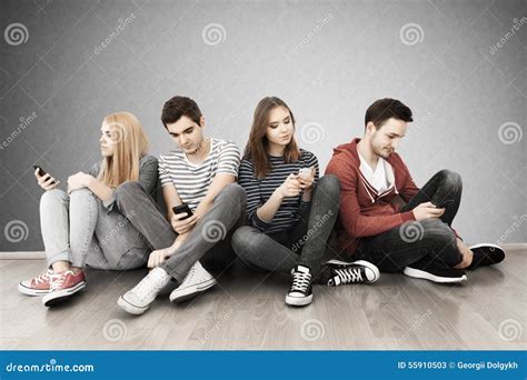 Groupe Des Jeunes Avec Des Smartphones Image Stock Image Du Réseau