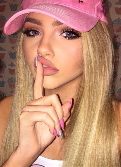 50 Cute Selfie Poses For Girls – Ideas And Tips For Instagram User 2023