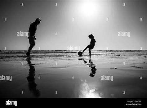 Le Père Et Son Fils Jouent Au Football Ou Au Football Sur La Plage