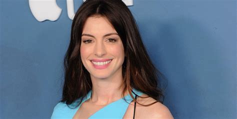 Anne Hathaway 40 Shows Off Her Killer Abs And Legs In A Cut Out Dress
