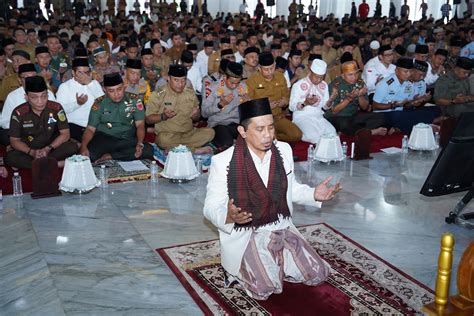 Pangdam Xiv Hsn Bersama Masyarakat Sulsel Mengikuti Zikir Dan Doa