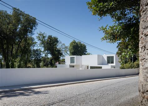 irregularly stacked blocks define rooms in house mr