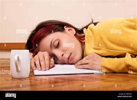 Junge Frau Schlafen Auf Einem Offenen Notebook Auf Dem Boden Mit Einer