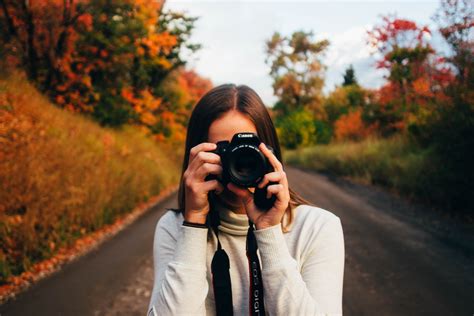 무료 이미지 남자 사람 소녀 여자 카메라 사진술 Dslr 초상화 봄 빨간 렌즈 색깔 가을 정경