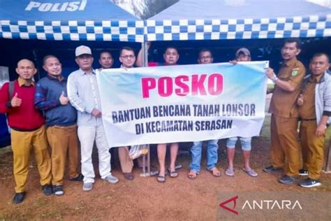 Warga Buka Posko Bantuan Korban Bencana Tanah Longsor Di Natuna