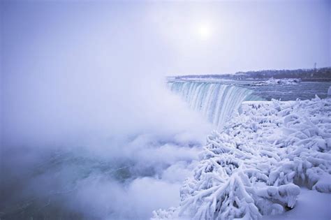 Les Chutes Du Niagara Gelées Par La Vague De Froid Extrême Photos