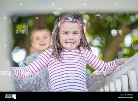 Mädchen Und Jungen In Der Vorschule Portrait Auf Klettergerüst Im