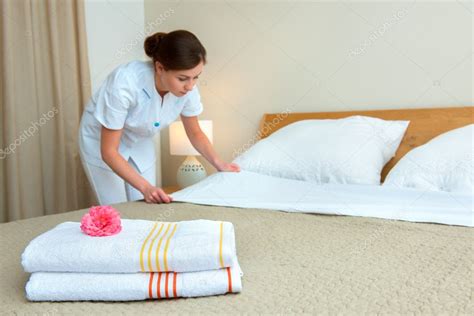 Mucama Haciendo Cama En Habitación De Hotel 2023