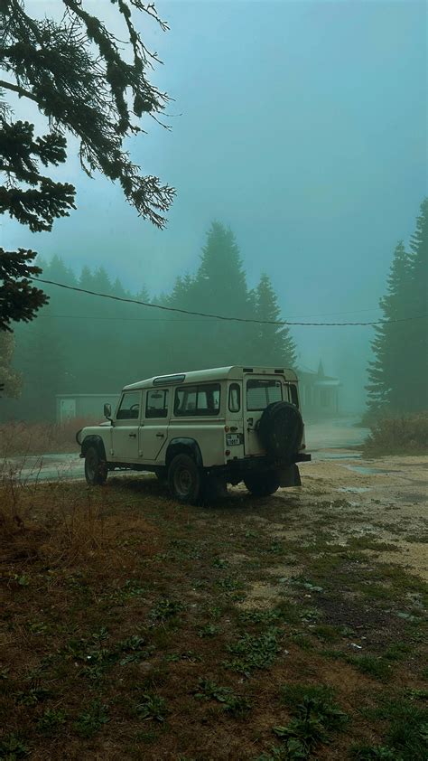 Land Rover Defender doing Off Road · Free Stock Photo