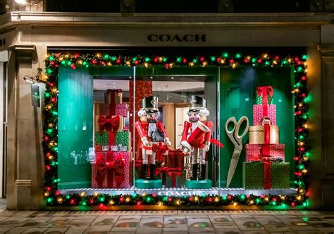 30 Retail Christmas Window Displays For Your Store [January 2026]