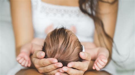 4 week old baby: Feeding, sleeping and development explained