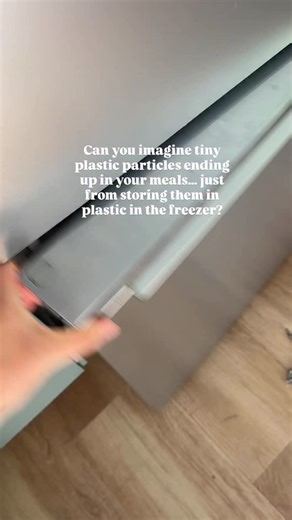 Freezing doesn’t stop microplastics. 😳 Research shows that plastic bags and containers can shed tiny particles even at cold temperatures because the plastic becomes brittle and flakes under stress. Every open‑and‑close, squeeze, or frost cycle creates more micro‑abrasion and those particles can end up in your food. Glass jars or silicone bags avoid that issue entirely. Source: Studies on microplastic release from food‑contact plastics under mechanical stress and temperature changes (e.g., Envir