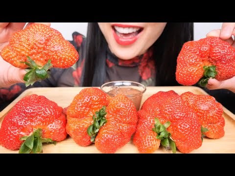 GIANT STRAWBERRY WITH CHOCOLATE (ASMR EATING SOUNDS) LIGHT WHISPERS | SAS-ASMR