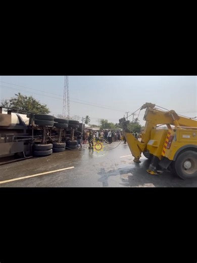 GNFS AVERTS POTENTIAL EXPLOSION IN FALLEN FUEL TANKER INCIDENT AT NSAWAM OKANTA The Ghana National Fire Service (GNFS) swiftly responded to a fallen DAF XF diesel tanker (GC 1084-11) incident at Nsawam Okanta on the Accra–Kumasi Highway, successfully averting a potential fire or explosion. Firefighters from the Suhum Municipal Fire Station promptly applied foam and water to cool the tanker, control the diesel spillage, and secure the area. Their timely intervention prevented casualties and prote