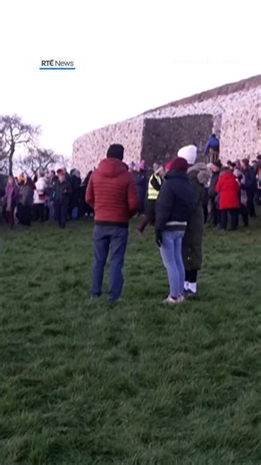 Around 2,000 people gathered at Newgrange to celebrate the Winter Solstice. The ancient passage tomb is aligned for the rising sun on the shortest day of the year to shine into the inner chamber. Read more at the link in bio. #newgrange #wintersolstice | RTÉ News