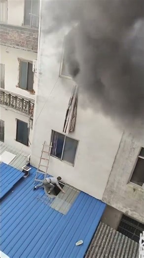 Fire escape attempt collapses platform in Guangxi, China