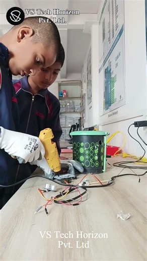 Smart dustbin using ultrasonic sensor | arduino project for beginners #vstechhorizon #ai #robotics
