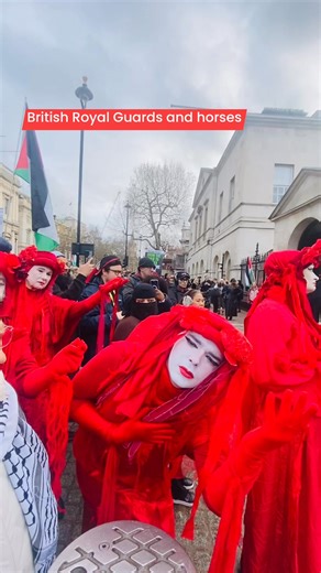 Episode 5 An Extinction Rebellion group from the protests stopped by Horse Guards #trendingreelsvideo #reelsviral #highlight #police #everyone #viral #trending #followers #fblifestyle #protests #london #ExtinctionRebellion | British Royal Guards & Horses