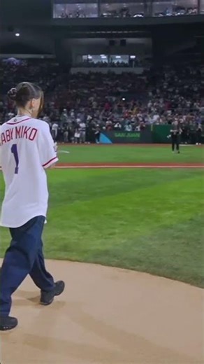 Young Miko throws out the 1st pitch to Kiké Hernández ahead of Team Panama vs. Team Puerto Rico ⚾