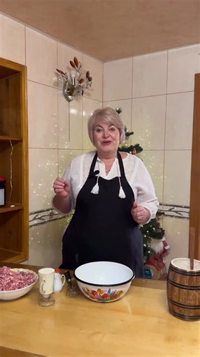 Пельмені з двома начинками 🥟 Тісто: • 1 яйце • щіпка солі • 200 мл молока • 30 г олії • борошно — скільки візьме тісто Замісити м’яке, еластичне тісто, накрити й дати відпочити 15–20 хвилин. Начинки: 1️⃣ Класична м’ясна — фарш, сіль, спеції за смаком. 2️⃣ М’ясо кисломолочний сир — до фаршу додати кисломолочний сир, дрібно нарізану цибулю, часник, сіль та улюблені спеції. Розкачати тісто тонким шаром, сформувати пельмені з різними начинками та відварити в підсоленій воді до готовності. Подавати 