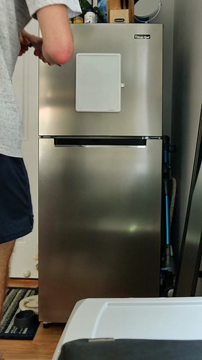 How to eat as a runner 🏃‍♀️🥦 Eating is a hard topic to discuss, because for many runners its a source of a lot of stress. What I can share is that eating is important. Worrying about what is “right” is far less important than actually eating something. Eat healthy when you can, but dont stress about hitting it 100% of the time. Youll be better off that way. #running #nutrition #trackandfield