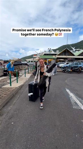 Where to go in French Polynesia 🇵🇫👇🏽 This has been one of the most incredible countries i’ve ever been too with my friends, honestly.. I’m not sure if you’ve seen the MOANA movie, but it literally comes from this country!!! Hahaha. It’s wild. Here’s where we went: 🌞 Moorea to swim with Humpback whales 🌞 Tahiti for waterfalls 🌞 Over 121 islands, so you’ll never get bored lol But here’s the thing.. The islands are very well preserved, and the local culture there is still so REAL. So you won