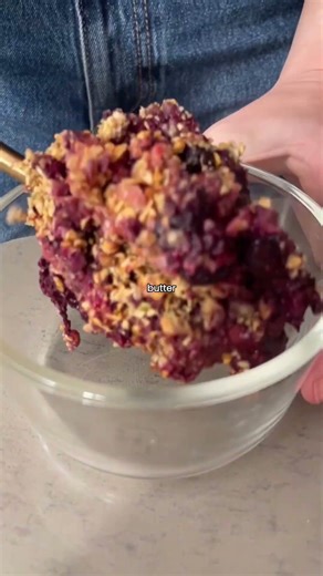 Day 11 of 100: Berry Breakfast Crumble🫐 : https://glow-diaries.com/berry-breakfast-crumble/