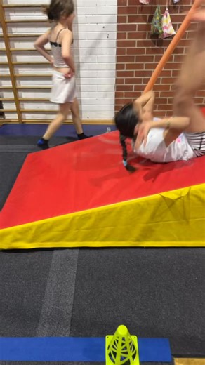 ✨ Progress in motion! Backwards roll ➜ front support… and we don’t give up! Watch that big smile at the end! 😄 #BKs #RecreationalGymnastics #Gymnastics #BacchusMarsh #BKsGymnasticsBacchusMarsh #ActiveKidsHappyKids #BKsGymnastics | BK's Gymnastics Bacchus Marsh.