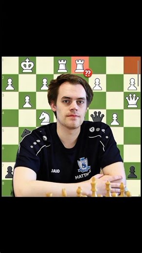 How can humans calculate this 😭🔥 #chess #chessgame #brilliantmove