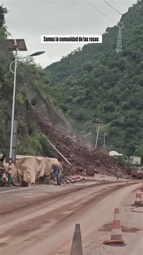 Gente lanzando rocas on Instagram: "Rocas sedimentarias Estas rocas se forman a partir de la acumulación y compactación de sedimentos. Típicamente se forman en capas y a menudo contienen fósiles. Las rocas sedimentarias se pueden clasificar en: ��Clásticas: Formadas por fragmentos físicos de otras rocas. Algunos ejemplos son la arenisca y el esquisto. �� Químicas: Formadas por la precipitación de minerales a partir del agua. Ejemplos: caliza y yeso. ��Orgánico: Formado por la acumulación de mate