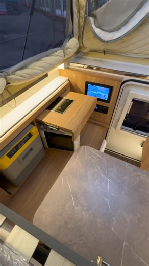 – Tiện nghi bếp – tắm chuẩn “căn hộ di động” 🍳🛁 Tủ lạnh Apicool 2 ngăn độc lập giữ thực phẩm cho hành trình dài ngày; bình nóng lạnh điện làm nóng siêu nhanh cho toalet trong nhà với sàn thoát nước âm thông minh. Thêm cabin tắm ngoài trời (phụ kiện), lavabo gập gọn đặt tại module mở rộng để tối ưu diện tích. Bàn xoay lắp ghép: khi thì là bàn ăn, khi thì ghép thêm thành giường – linh hoạt “đỉnh cao”. 👉 Hãy sở hữu ngay… ☎️ 0559058668 #VGAMobicar #VGAColumbiaPremium #motorhome #camping #outdoorl